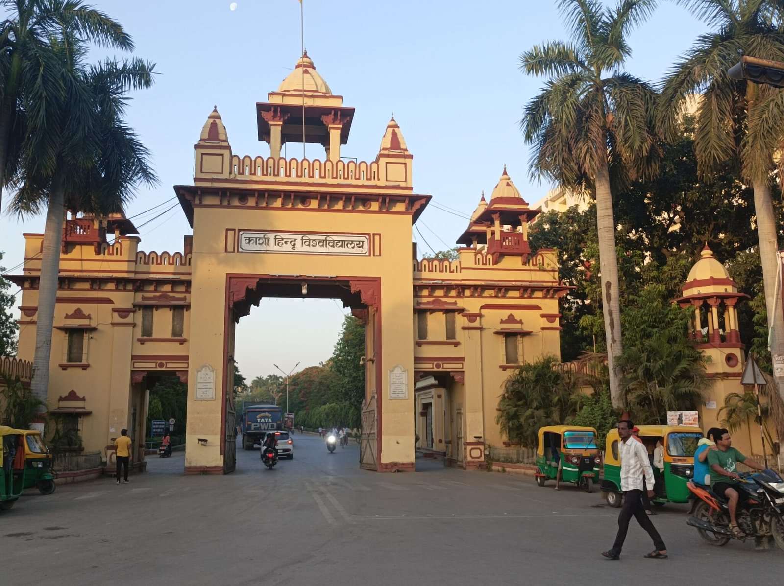 BHU Gate Beauty Surrounded By Tree Varanasi Best - Varanasi Best Images ...