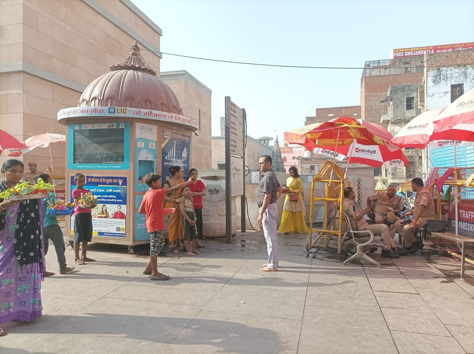 Vishwanath Temple Entry Corridor Varanasi Best - Varanasi Best Images ...